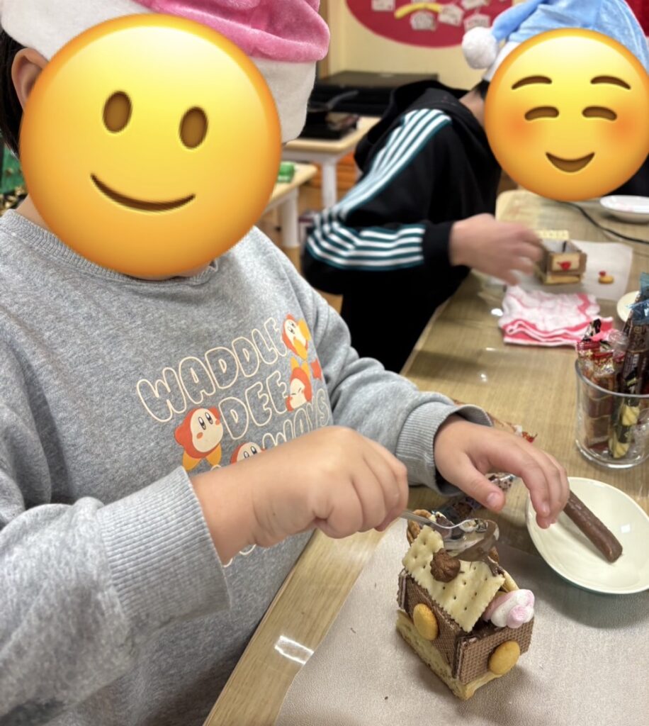 Merry Christmas🎄お菓子のおうちづくりをしました🎅 | KIDS BASE さんかく｜児童発達支援事業所・放課後等デイサービス